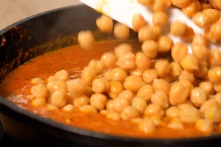 Garbanzos en salsa de almendras | Recetas La Masía